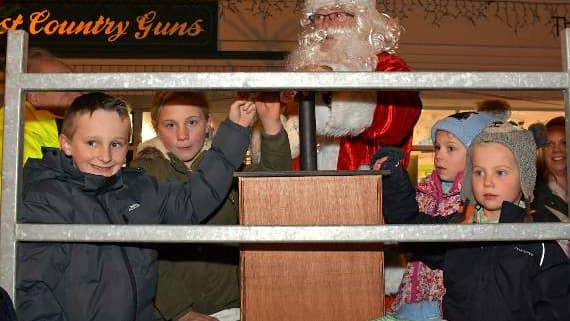 Santa switches on town’s new lights | wellington-today.co.uk