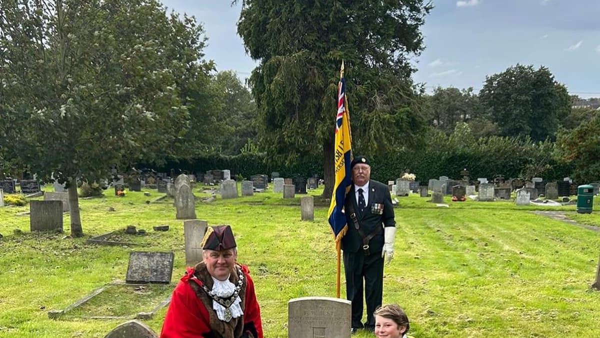 Mayor lays flowers at war graves | wellington-today.co.uk