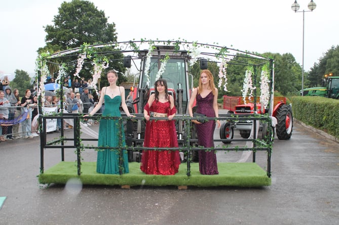 Kingsmead Year 11 Prom Shines: Glamorous evening celebrates hard work ...