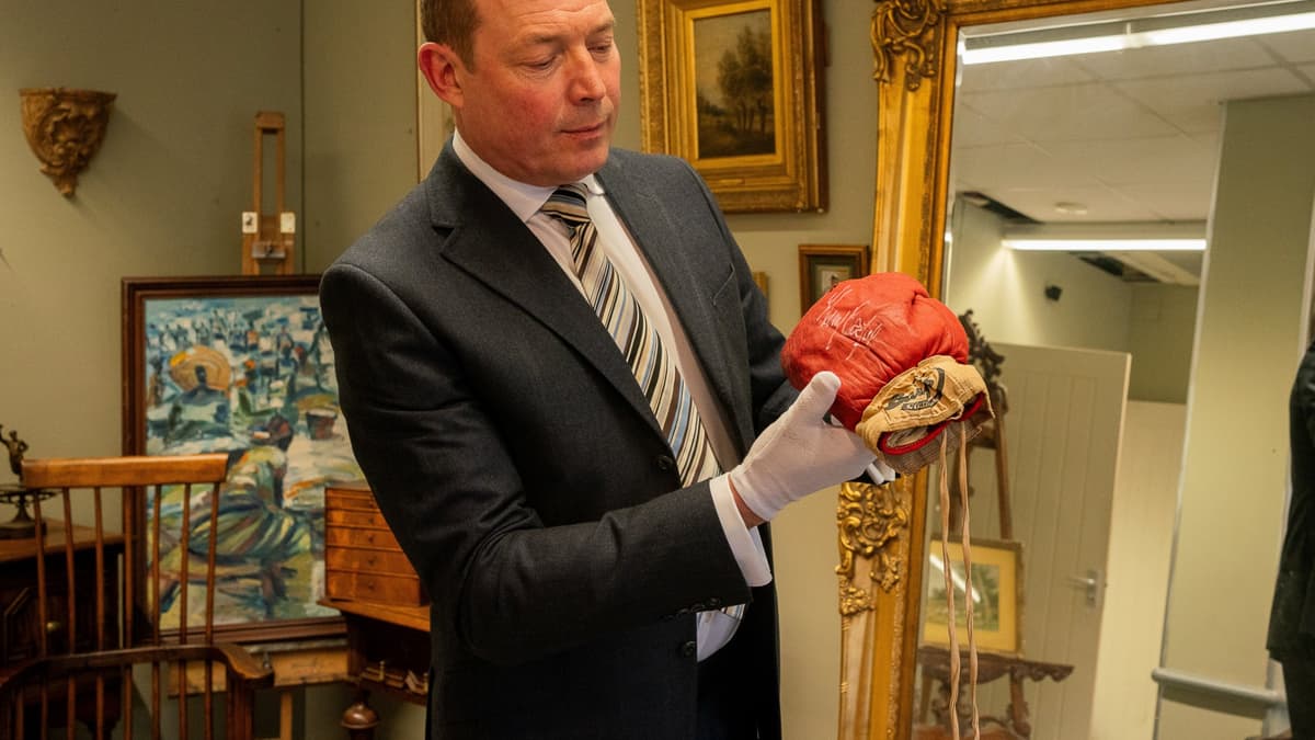 Glove claimed to be worn by Muhammed Ali up for auction in Somerset ...