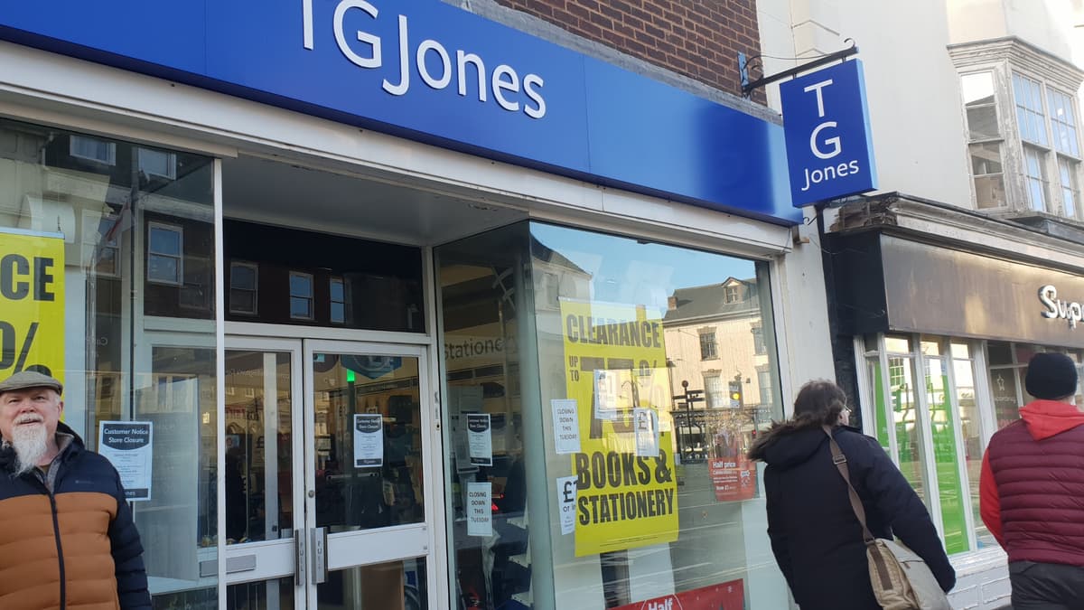 Bargain hunters cram into former WH Smith store with days left before ...